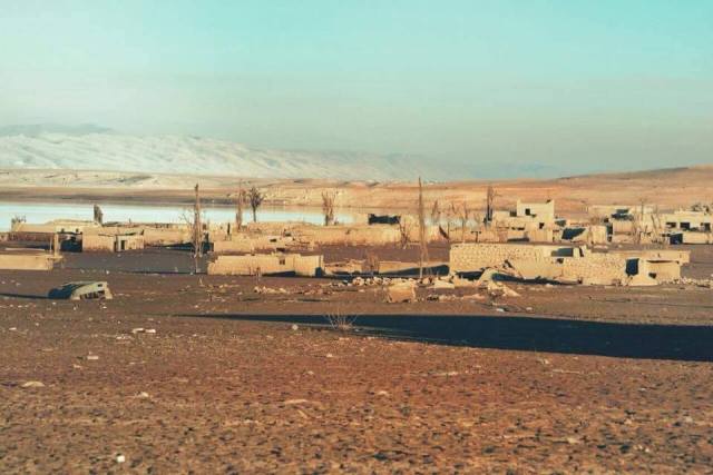 بالصور ظهور مدينة من تحت المياه في الموصل